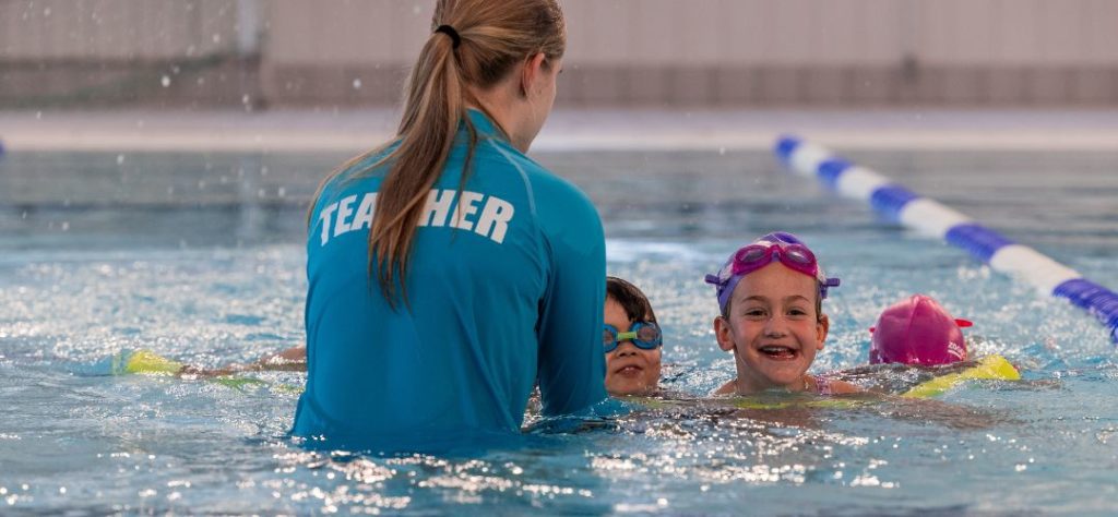 Caulfield swim teacher with students – Caulfield Aquatics